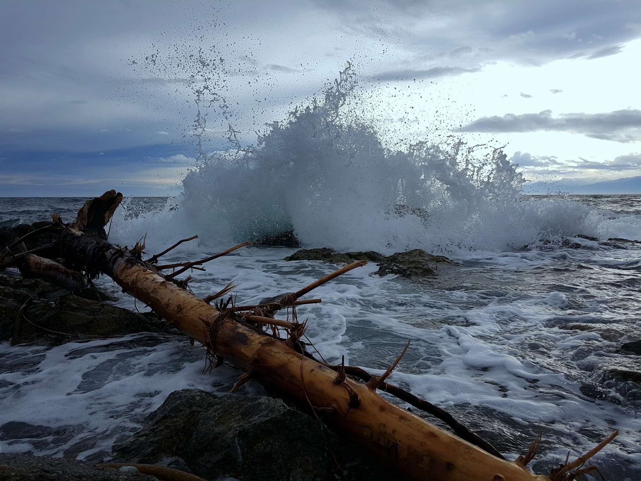 Furacão Gabrielle ameaça os Açores e leva ondas perigosas à costa leste ...